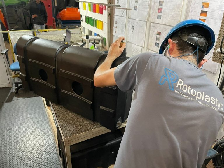 ¿Rotomoldeo o inyección? Entienda las diferencias - Rotoplastyc